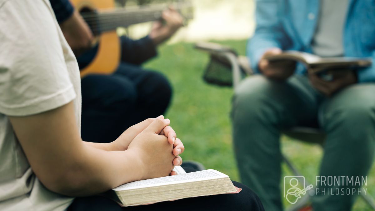 15 Easy Christian Worship Songs on Guitar - Frontman Philosophy